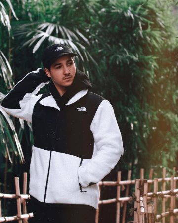 Vintage sweater worn by Sofyan Boudouni on his Instagram account @sofyan | Spotern