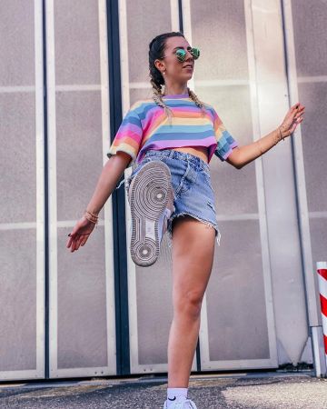 The crop top with coloured stripes worn by Laura R on his account ...