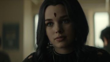 Rachel Roth (played by Teagan Croft) outfits on Titans