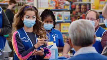 Cheyenne Thompson (played by Nichole Bloom) outfits on Superstore