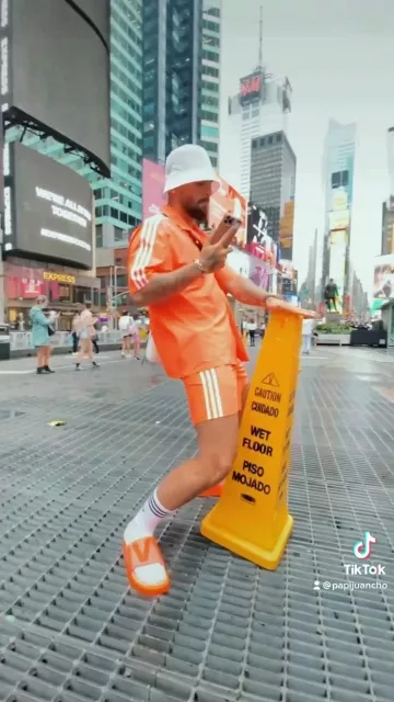 Chain Neck­lace worn by Maluma on his Instagram account @maluma | Spotern