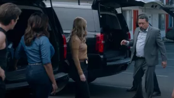 Laura Stensen (played by Britt Robertson) outfits on The Rookie: Feds