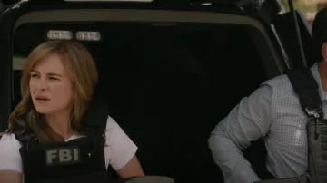 Laura Stensen (played by Britt Robertson) outfits on The Rookie: Feds