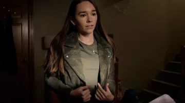 Angelina Meyer (played by Holly Taylor) outfits on Manifest