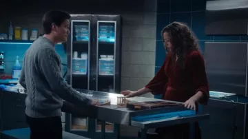 Banana Eepublic Aida Velvet Wrap Dress usado por Karma Poole (Bridget ...