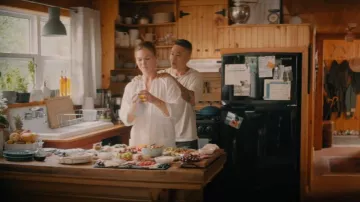 Maisy-May (played by Julia Stiles) outfits on The Lake