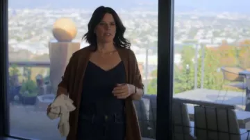 (played by Neve Campbell) outfits on The Lincoln Lawyer