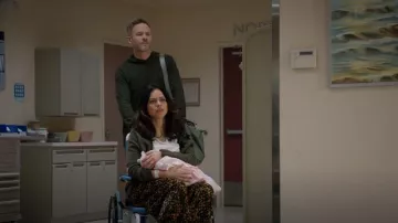 Smith Sursee Medi­um Duf­fle Bag Trav­el Tote Bags worn by Wesley Evers ...