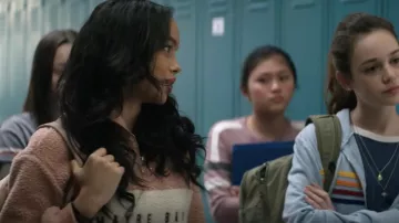 Suéter con cremallera de H&M usado por Aziza Scott como se ve en Home ...