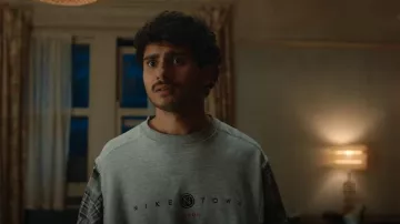 Sweat-shirt Nike Vintage Town London porté par Kash (Bilal Hasna) vu ...