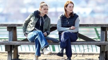 Lydia Howland (played by Kristen Stewart) outfits on Still Alice