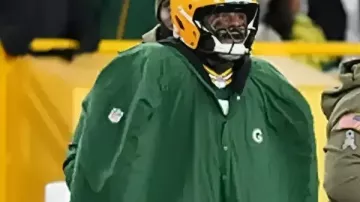 Abrigo de capa verde de los Green Bay Packers en Green Bay Packers vs ...