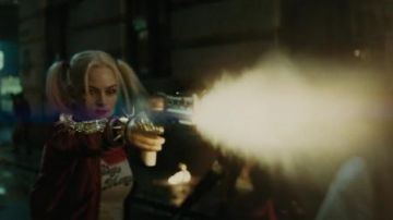 The gun from Harley Quinn (Margot Robbie) in Suicide Squad | Spotern