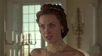 Elizabeth Tudor (played by Rachel Skarsten) outfits on Reign