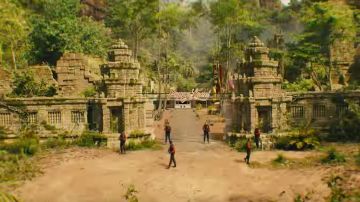 Poppy (played by Julianne Moore) outfits on Kingsman: The Golden Circle