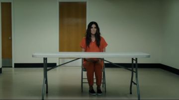 The trench Coat Debbie Ocean (Sandra Bullock) in Ocean's Eight | Spotern