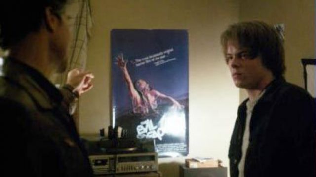 L'affiche "Evil Dead" dans Stranger Things | Spotern