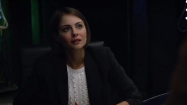 White top of Thea Queen (Willa Holland) on Arrow | Spotern