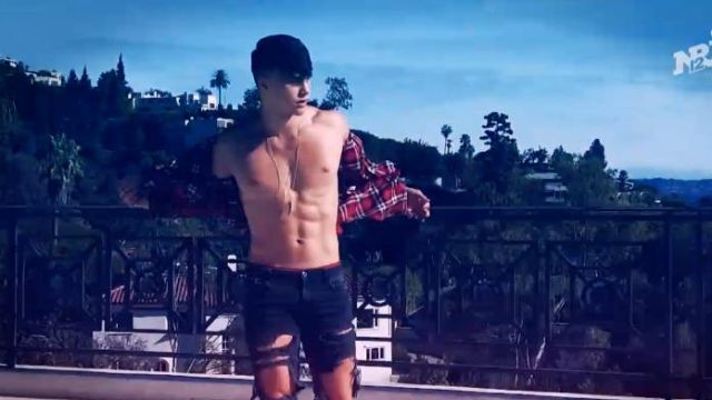 La chemise à carreaux rouge de Tristan (Ninja Warrior) dans Les Anges ...