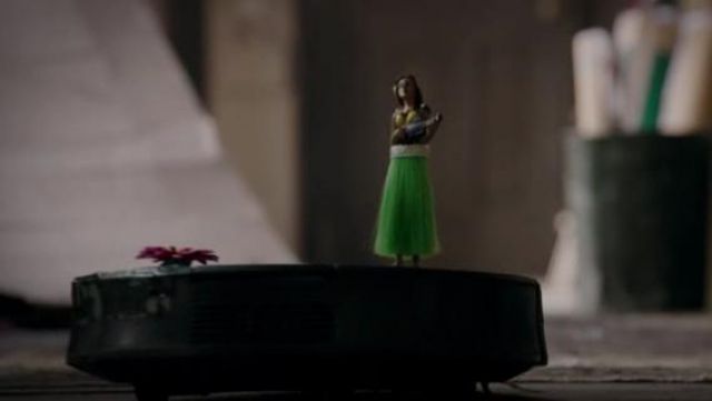 Hula dancer figurine with her Ukulélé sticked on the vacum cleaner of ...