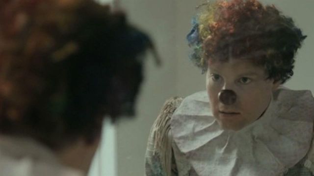 La perruque multicolore de Kent (Andy Powers) dans le film Clown | Spotern