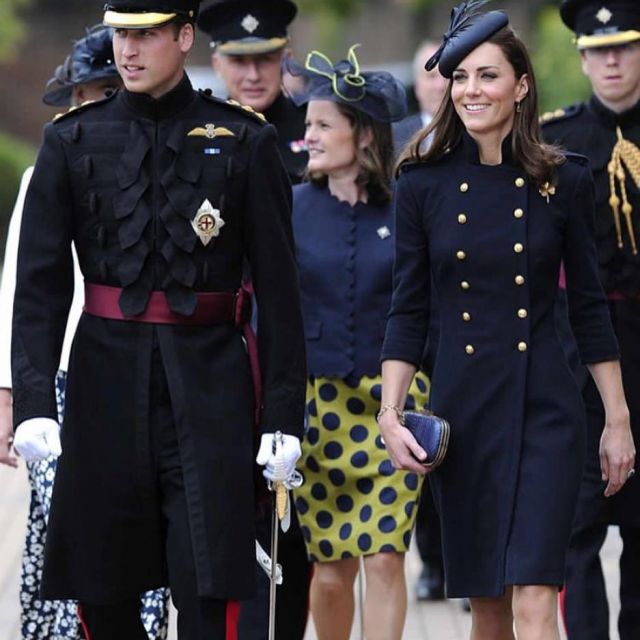 The dress navy blue buttoned military of Kate Middleton in the grounds ...