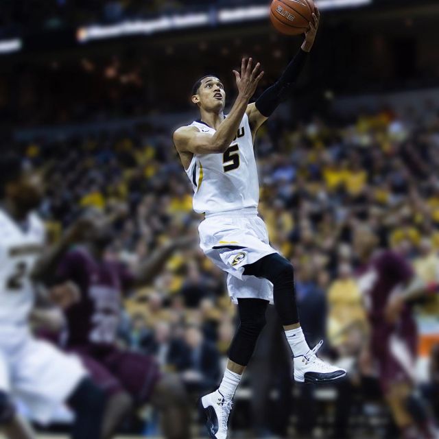 The pair of AIR JORDAN 12 retro "COUNTDOWN PACK" that carries Jordan ...