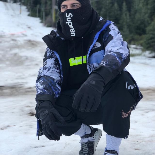 La parka Supreme montagne que porte le youtubeur Qias Omar sur son ...