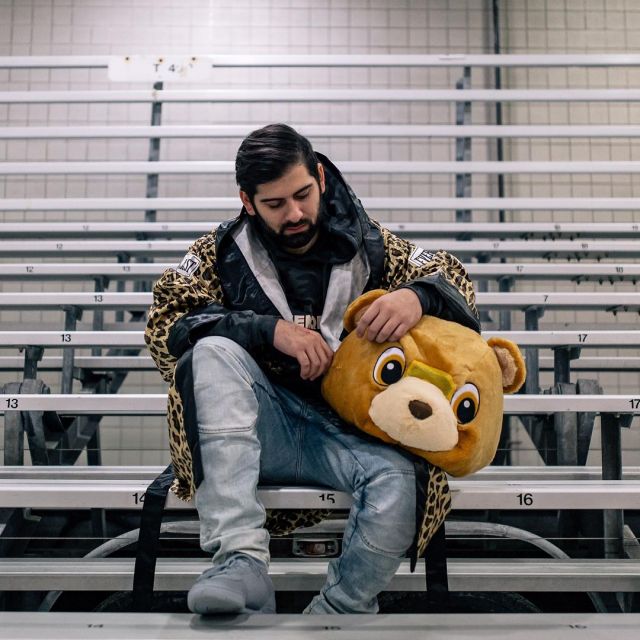 The boxing robe that bears the youtubeur Qias Omar on his Instagram ...