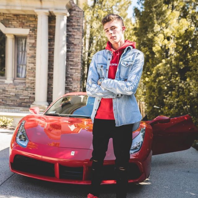 Blake Linder y su logo de Red Box en su cuenta de instagram | Spotern