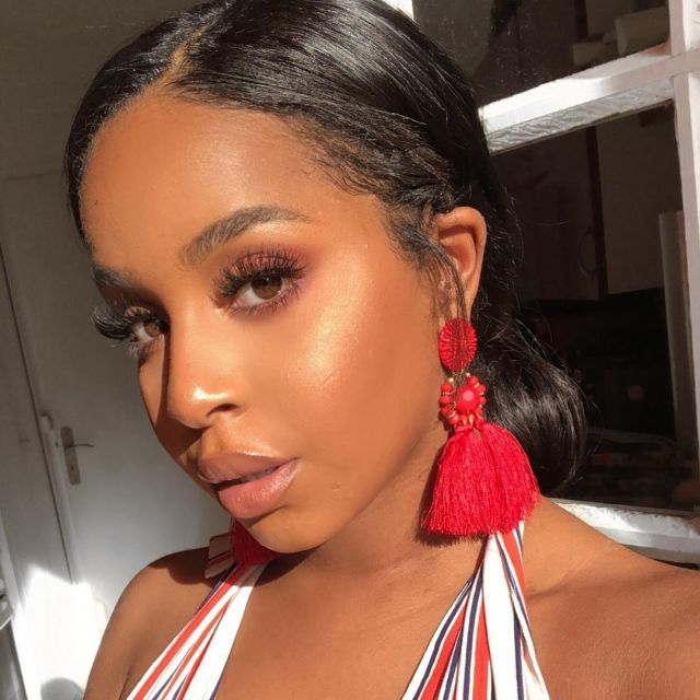 Earrings red pom-poms worn by Yanissaxoxo on his account Instagram ...