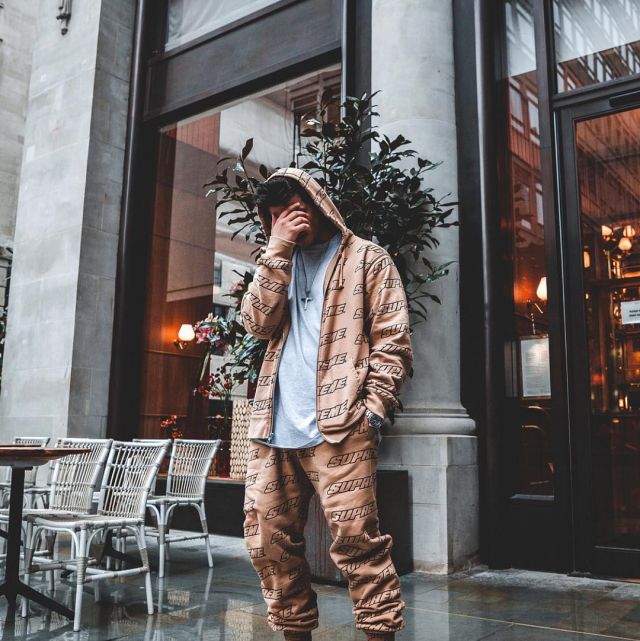 The hoodie Supreme brown that bears the youtubeur and influencer Ari ...