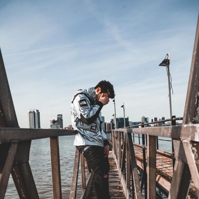 The mantle of Supreme, metallic that bears the youtubeur and influencer ...