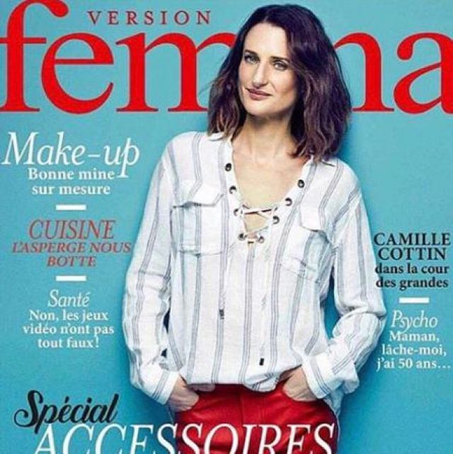 Le top à rayures col à lacets de Camille Cottin en couverture de Femina ...