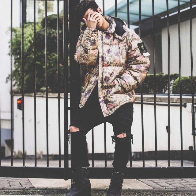 The Yeezy 750 black door the influencer and youtubeur English Ari ...