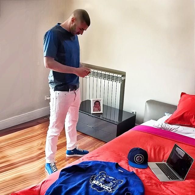 Le pull bleu Kenzo de Karim Benzema sur son compte Instagram | Spotern