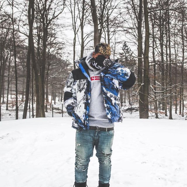 El logo de la caja de sudaderas con capucha Supreme gray/red que la ...