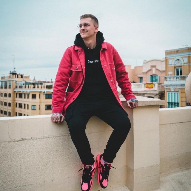 The Air Max 180 pink and black that is on the influencer and youtubeur ...