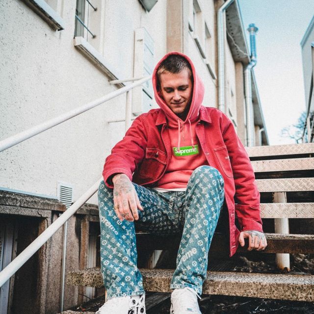 La caja del logo Magenta Supreme que lleva el influencer y youtuber ...