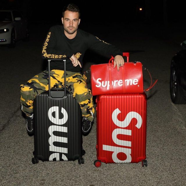 The black case of the Supreme that brings the influencer Max Miller on ...
