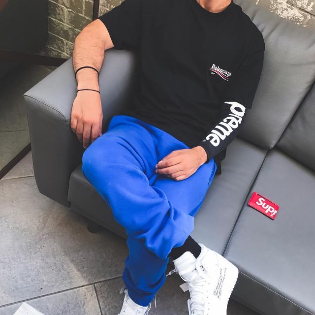 The round black Supreme that brings the influencer Del Ten on his ...