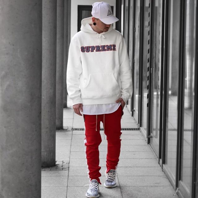 La sudadera con capucha suprema blanca que lleva el influencer ...