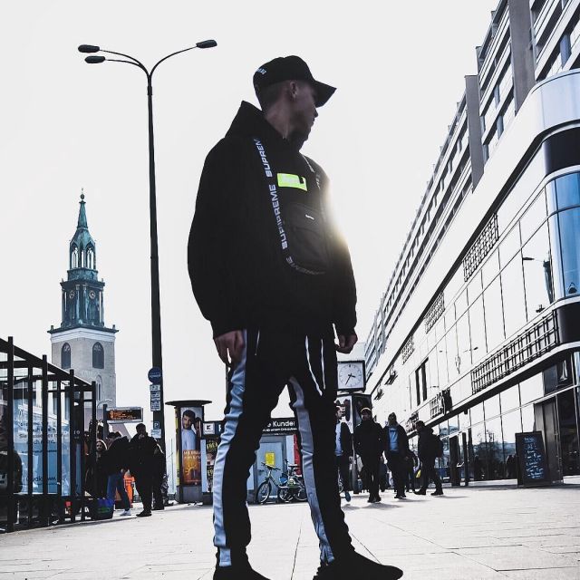 The sweat box logo black Supreme that brings the influencer Hyped Jason ...