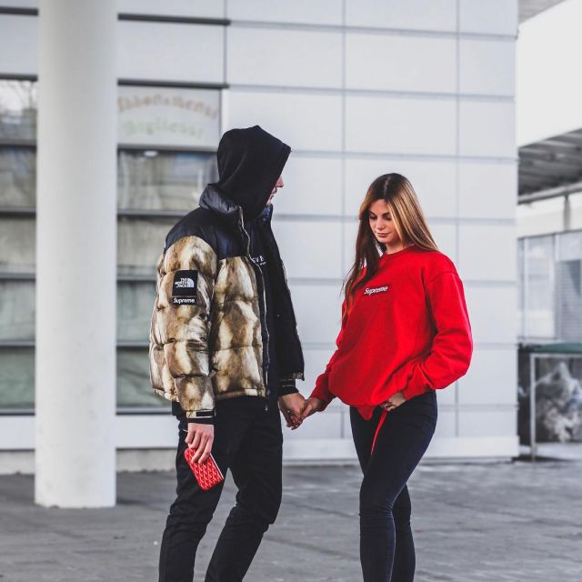 Le pull Supreme box logo rouge que porte l'influenceur Luca Santeramo ...