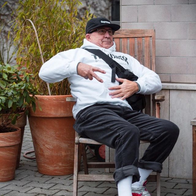 La sudadera con capucha Thrasher blanca que Gramps lleva en la cuenta ...