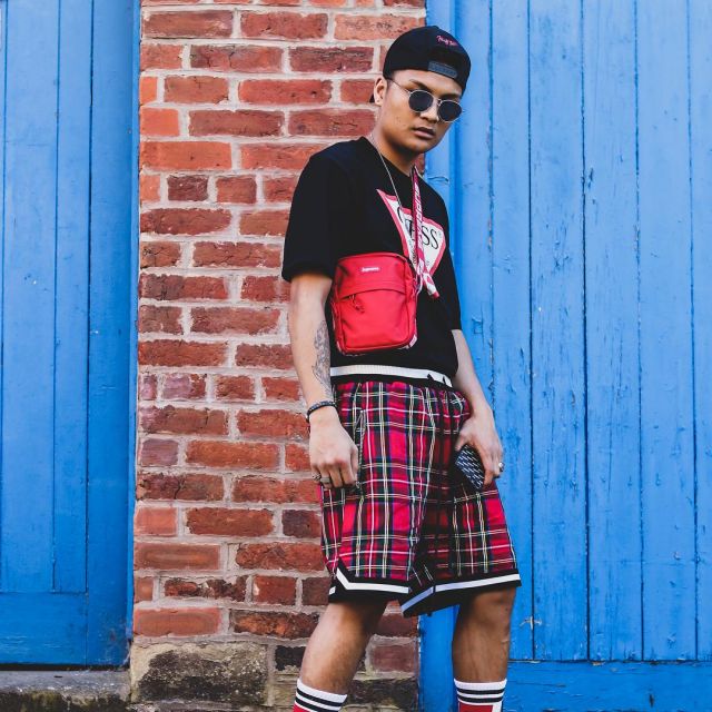 La sacoche rouge Supreme que porte l'influenceur John Melchico-Bronx ...