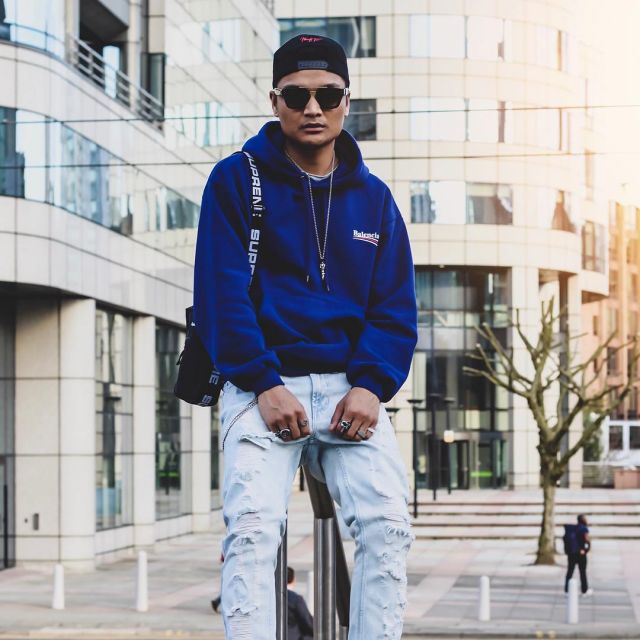 The shoulder bag black Supreme that brings the influencer John Melchico ...