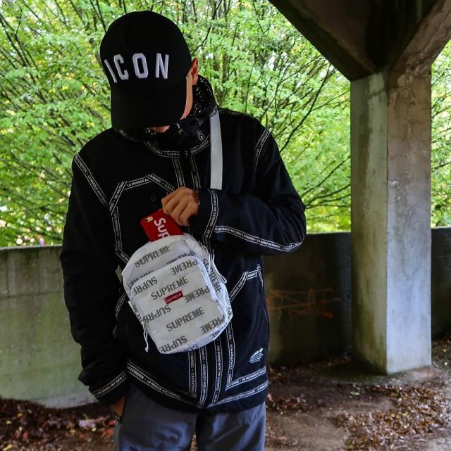 El bolso Supreme con patrón repetido blanco y rojo que lleva la ...
