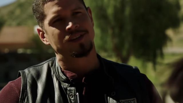 The knit sweater burgundy Ezekiel Reyez (J. D. Pardo) in Mayans S01E01 ...