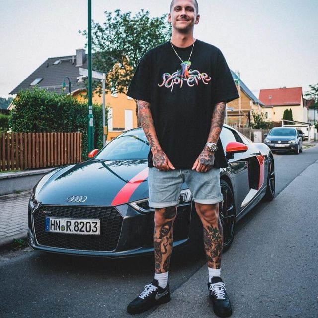 Sneakers black Nike x Off white x MoMa that is on the influencer Willy ...